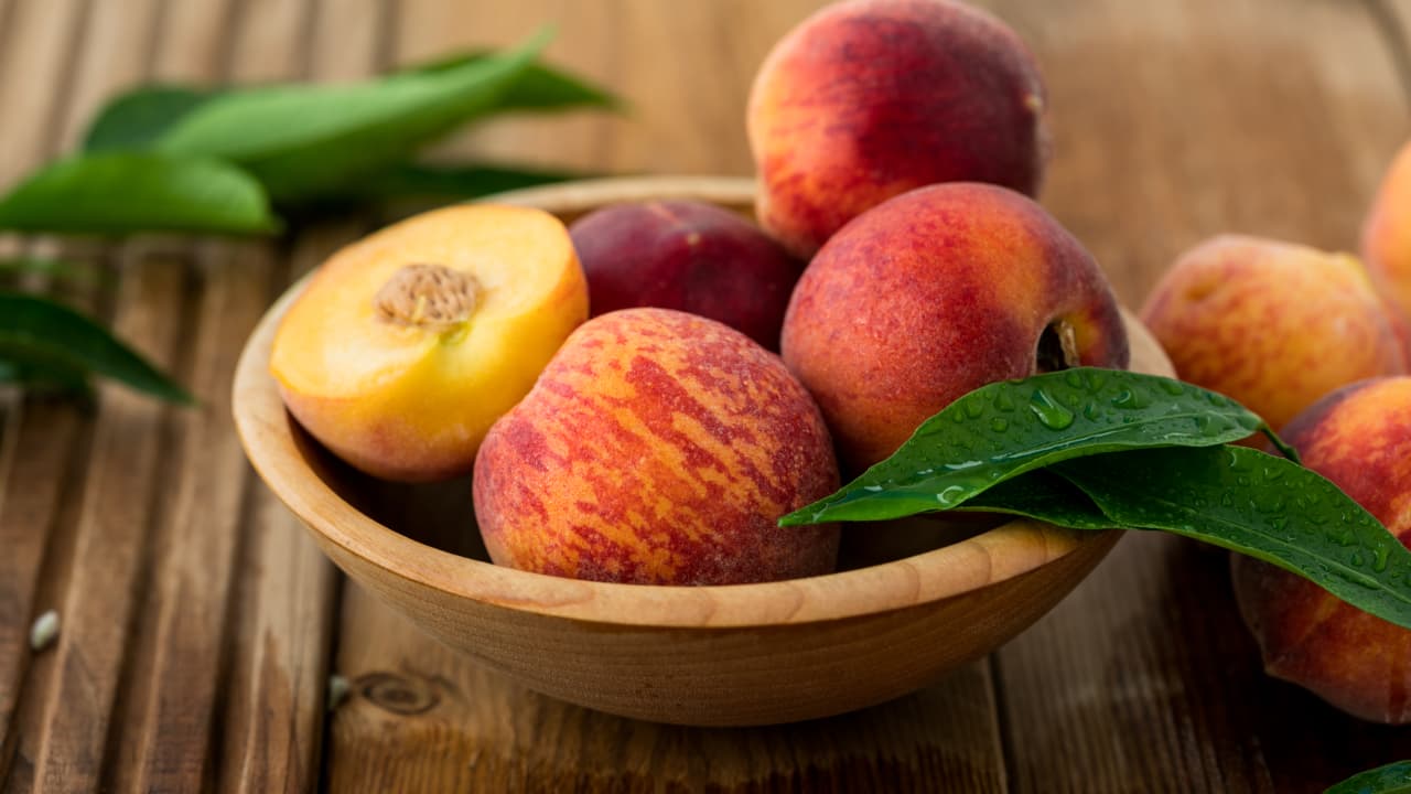 Confira como plantar pêssego a partir da semente e os cuidados com a ...